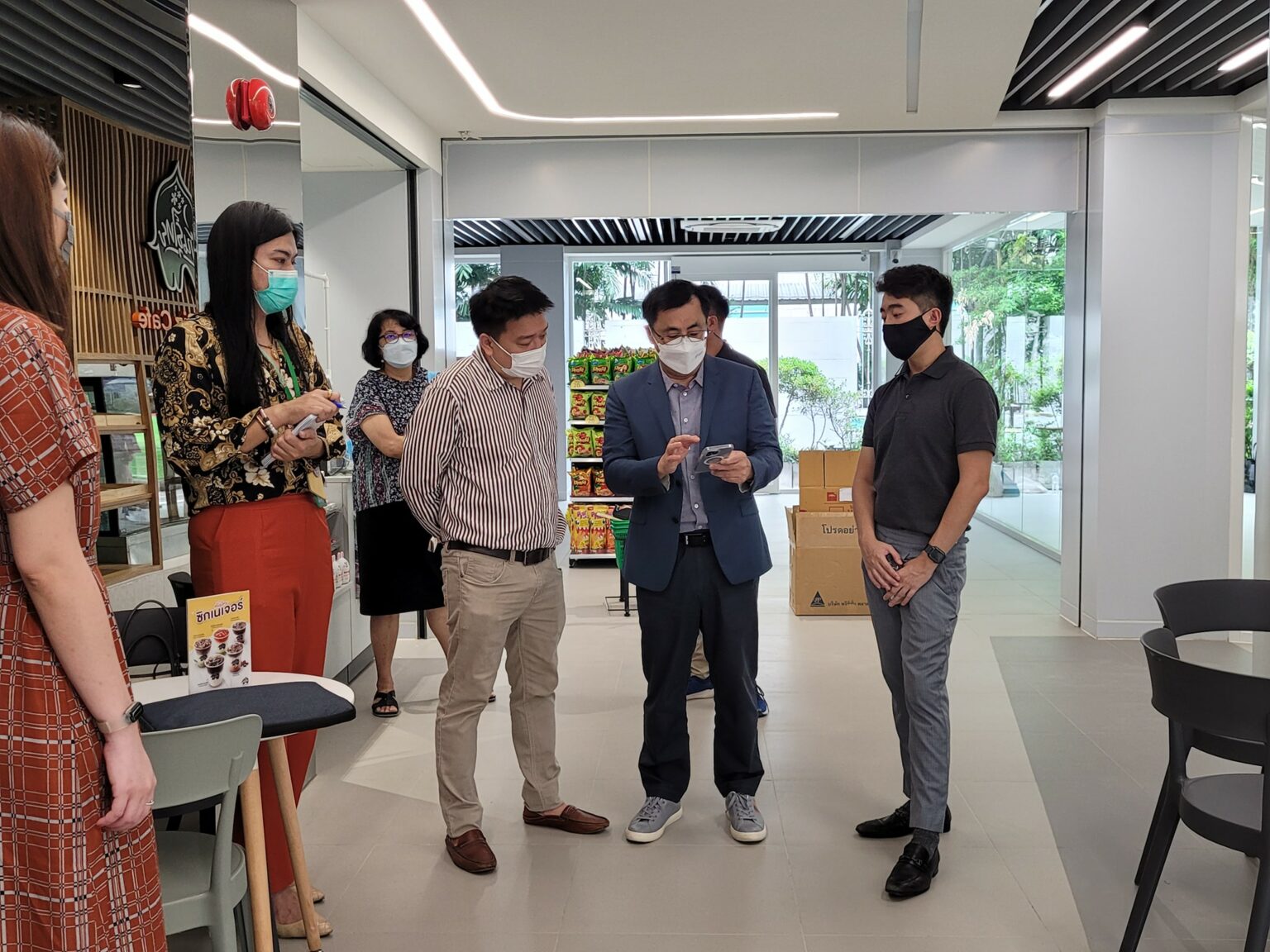 ท่านคณบดี ร่วมกับ ทีมงาน PT เข้าตรวจความเรียบร้อยที่ CBS CAFE ...