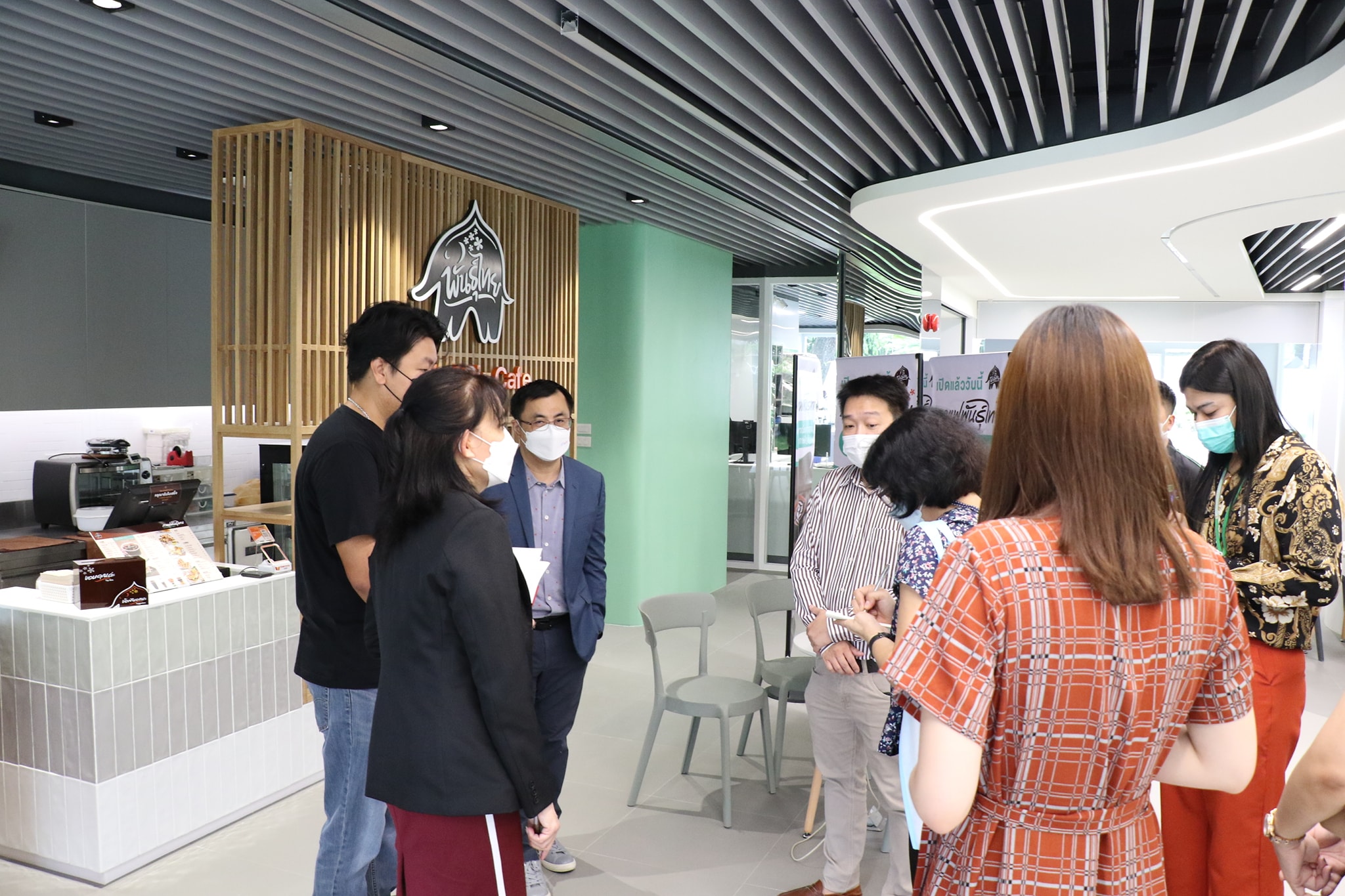 ท่านคณบดี ร่วมกับ ทีมงาน PT เข้าตรวจความเรียบร้อยที่ CBS CAFE ...